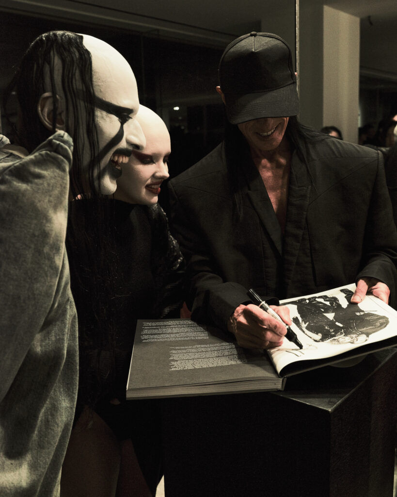 「MORE RICK OWENS PHOTOGRAPHED BY DANIELLE LEVITT」の発売を記念して、リック・オウエンスによる ...